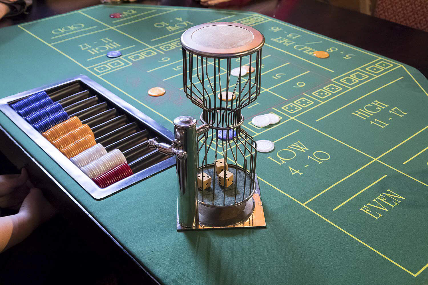 Rent a chuck-a-luck table with a croupier | Royal-Events